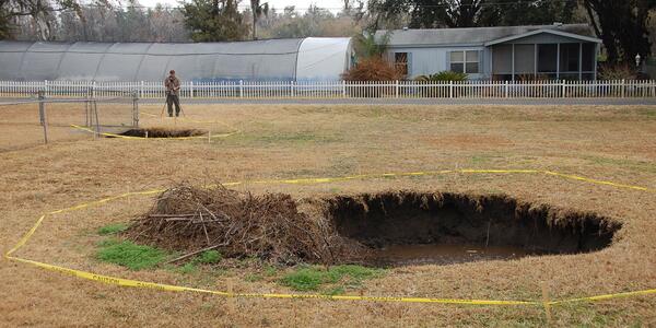 difference between sinkhole and pothole