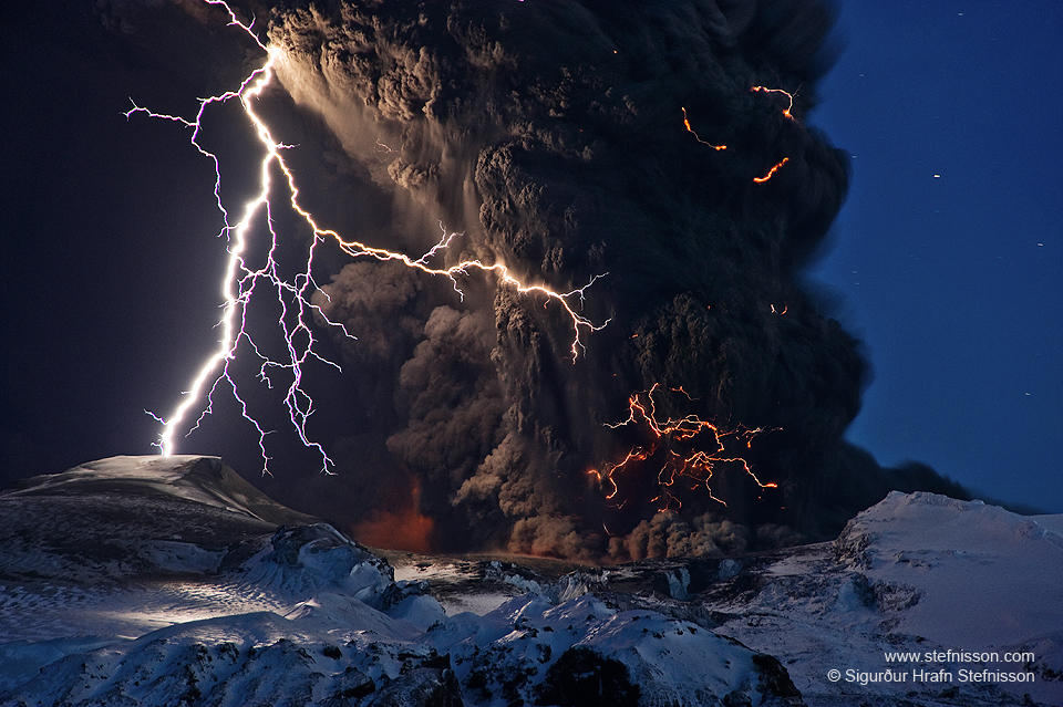 volcano eruption lightning strike